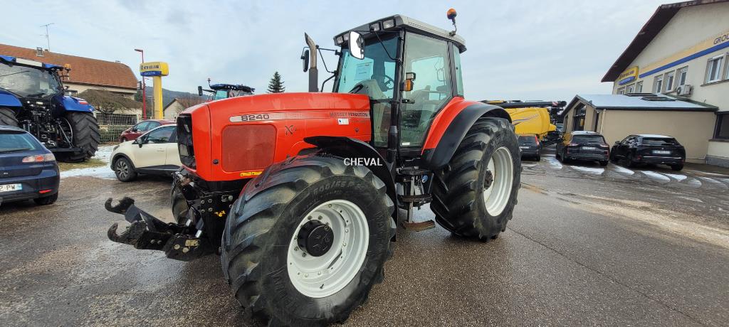 MASSEY FERGUSON 8240 X TRA d'occasion - Tracteur agricole - 180 ch - 2003